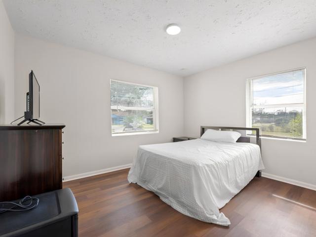 FREE WEEK OFFER DURING STAYPERFECT Location near San Marco: Large Rooms with Personal TV/Mini Fridge & A/C | Steps from Bus Stops! Extra Fridge Space with Bonus Room!