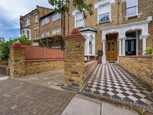 Freegrove Road, London 3 bed flat to rent £4,500 pcm £1,038 pw