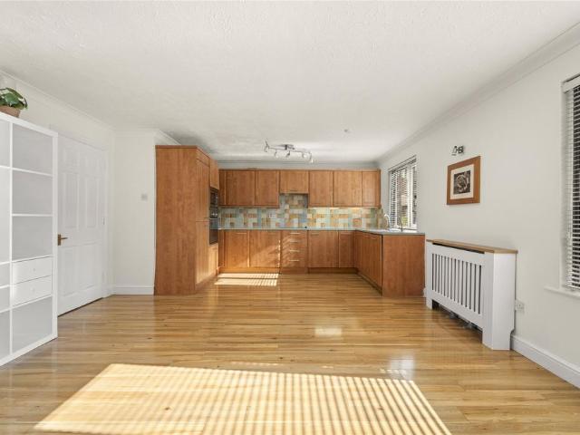 Freelands Road, Cobham, Surrey, KT11 1 bed flat to rent £1,475 pcm £340 pw