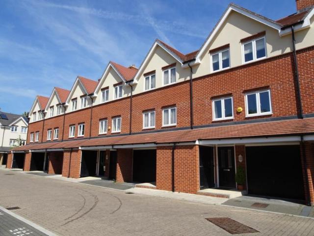 Freemantle Way, Hayes, Greater. 3 bed house to rent £2,450 pcm £565 pw