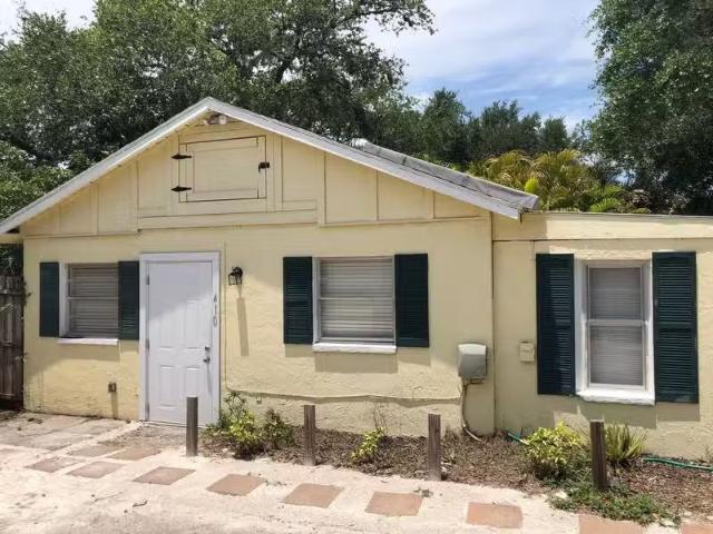 Freestanding Studio near Bradenton City, utilities included in.