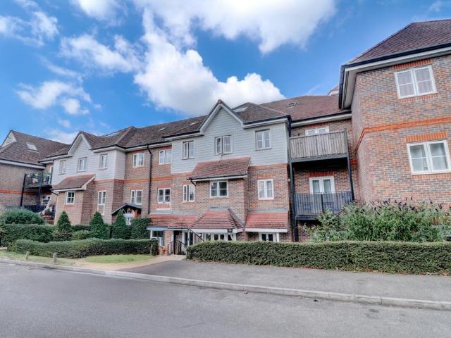 Freer Crescent, Buckinghamshire HP13 2 bed apartment to rent £1,450 pcm £335 pw