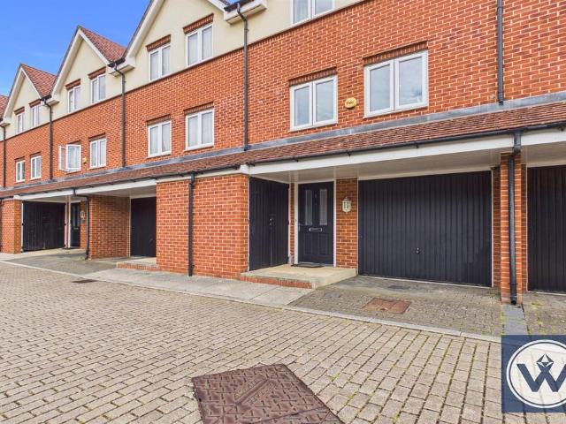 Fremantle Way, UB3 3 bed townhouse to rent £2,800 pcm £646 pw