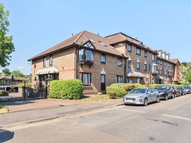 French Apartments, Lansdowne Road. 2 bed apartment to rent £1,750 pcm £404 pw
