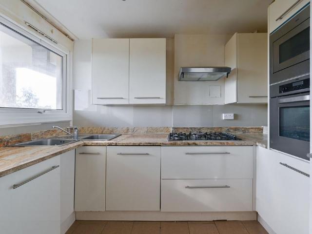 Frensham Court, Mitcham, CR4 3 bed flat to rent £2,250 pcm £519 pw