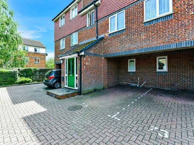 Frensham Close, Southall UB1 2 bed flat to rent £1,700 pcm £392 pw