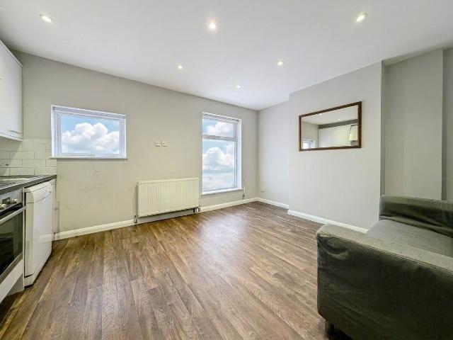 Frensham Drive, London SW15, 3 bed flat to rent, £2,300 pcm | PrimeLocation