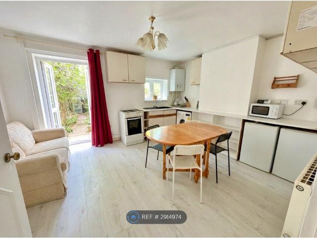 Frensham Drive, London SW15, 3 bed maisonette to rent, £2,150 pcm | PrimeLocation