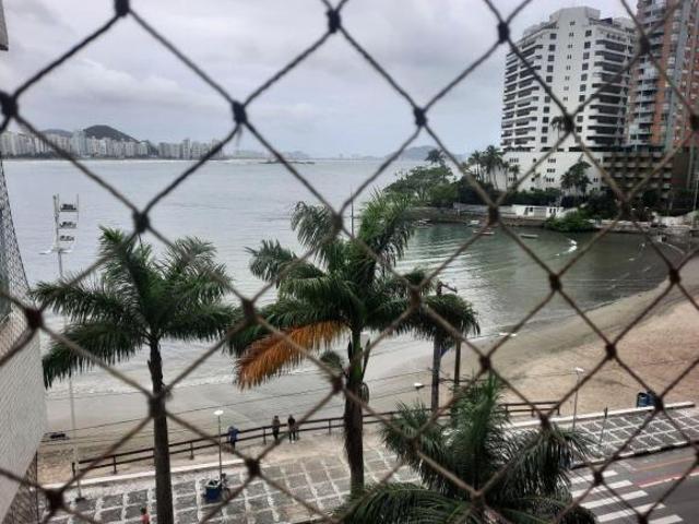 Frente mar com lazer total e uma bela piscina aquecida com vista para a praia