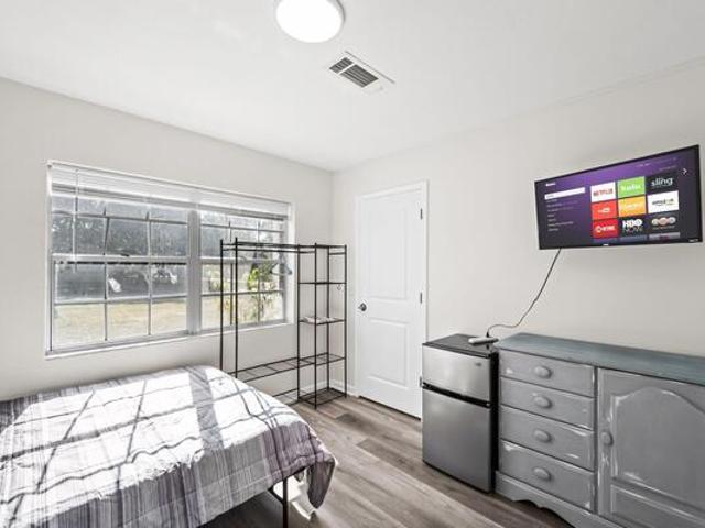 Fresh, Clean & Budget Friendly Hillcrest Rooms Available!