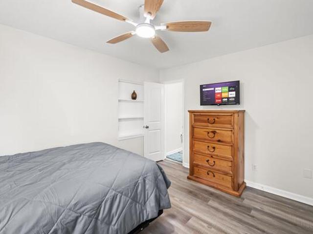 Fresh, Clean & Budget Friendly Hillcrest Rooms Available!
