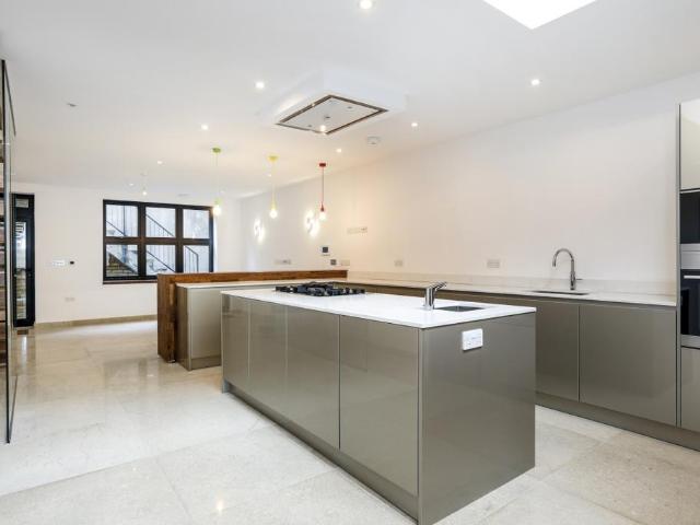 Freshford Street London SW18 4 bed semi detached house to rent £5,000 pcm £1,154 pw