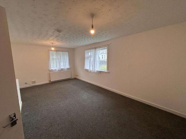Freshly decorated 4 bedroom semi detached bungalow in Coaltown of Wemyss. The property is situated in close proximity to the town of Kirkcaldy, Fife and availa