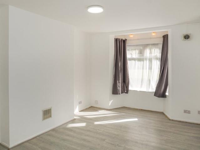 Freshly decorated, 2 bed flat in Goodmayes IG3