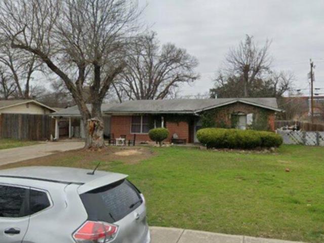 Freshly painted Large 1800 sq ft corner home with 4 bedrooms and 3 baths. Centrally located in a quiet neighborhood. Walking distance to Lee High School and close proximity to 410 / 281 / or I 10. *Small dogs only, no cats