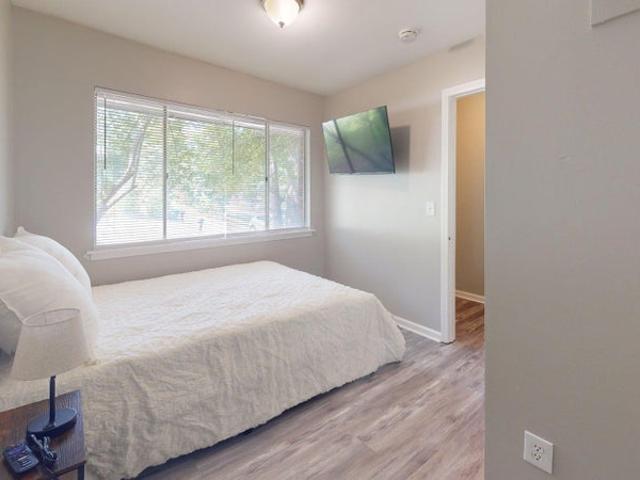 Freshly Renovated 2025 Home ️ 9 min drive to Airp