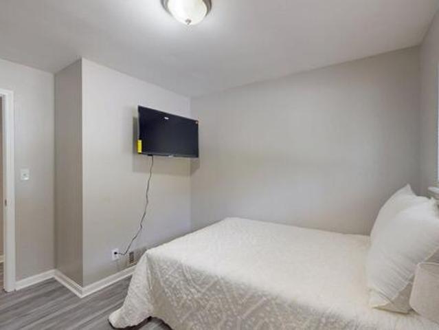 Freshly Renovated 2025 Home 9 min drive to Airport! TVs in every room!