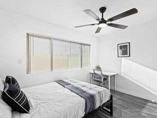 Freshly Renovated. Free WIFI. Private Bathroom. Close to Public Transportation. 10 mins from Downtown!