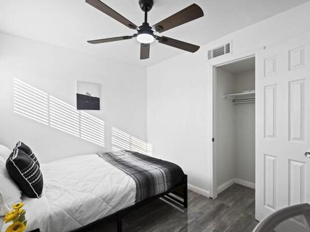 Freshly Renovated. Free WIFI. Private Bathroom. Close to Public Transportation. 10 mins from Downtown!