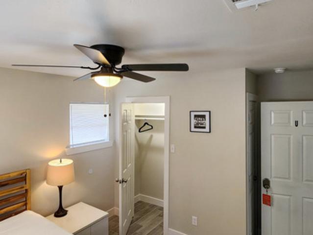 Freshly Upgraded High Speed Wi Fi Biweekly Cleaning Onsite Parking Smart Lock Rooms 4min walk to Transit & A Big Urban Park