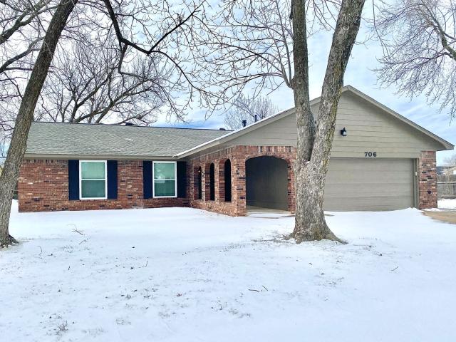Freshly Updated! Roomy 3 Bedroom Home in Jenks