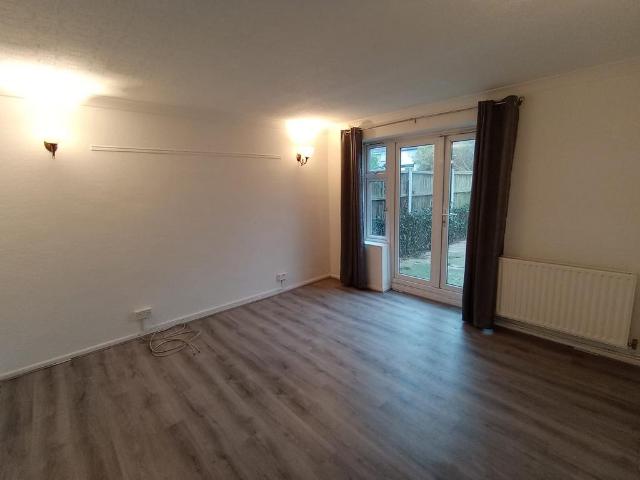 Frizlands Lane, Dagenham RM10 3 bed terraced house to rent £1,900 pcm £438 pw
