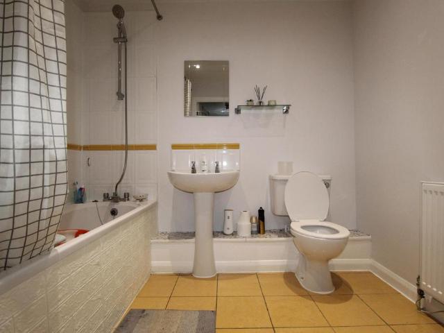 Friars Close, Ilford, Essex, IG1 2 bed flat to rent £1,800 pcm £415 pw