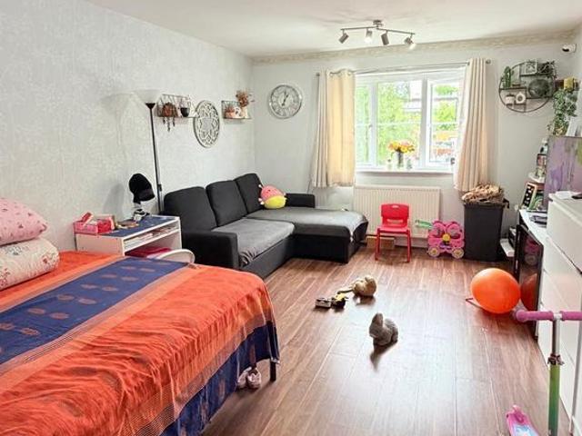 Friars Close, Ilford, IG1 2 bed flat to rent £1,800 pcm £415 pw