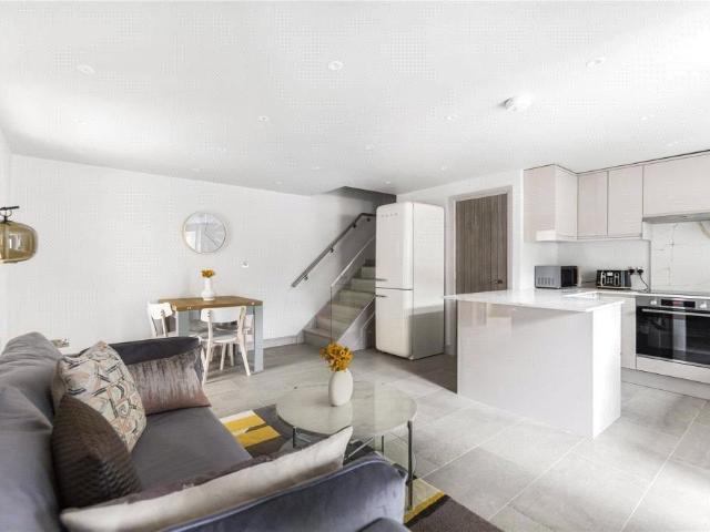 Friars Mead, London 4 bed house to rent £4,000 pcm £923 pw