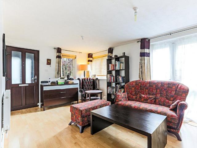 Friars Mead, London, E14 2 bed semi detached house to rent £2,150 pcm £496 pw