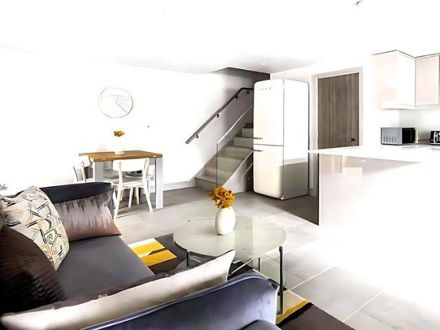 Friars Mead, London, E14 4 bed apartment to rent £4,000 pcm £923 pw