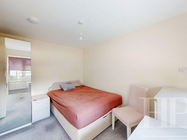 Friars Rookery, Crawley RH10, Room to rent, £700 pcm | PrimeLocation