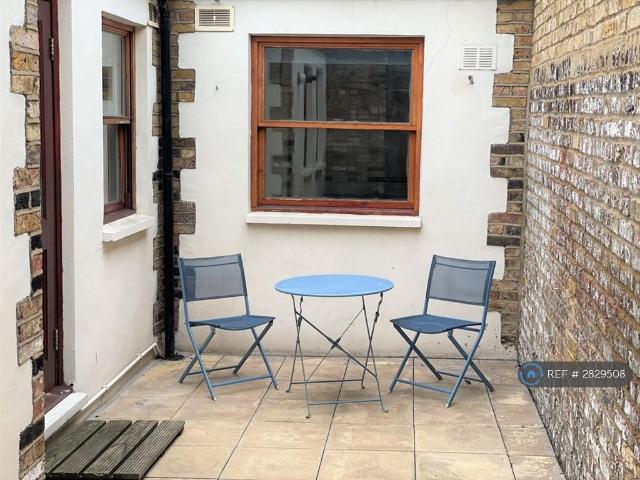 Friary Road, London, SE15 2 bed flat to rent £2,100 pcm £485 pw