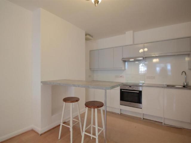 Friary Road, Peckham SE15 2 bed flat to rent £2,100 pcm £485 pw