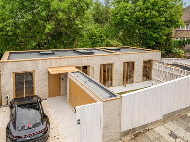 Friary Way London N12 2 bed bungalow to rent £4,800 pcm £1,108 pw