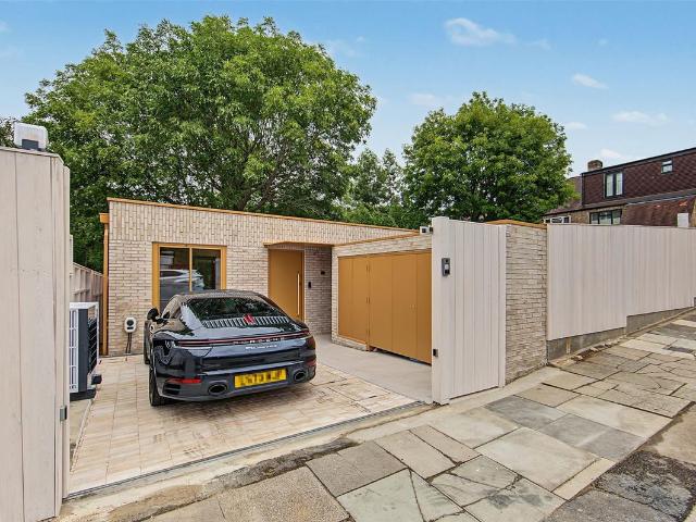 Friary Way, London N12, 2 bed bungalow to rent, £4,800 pcm | PrimeLocation