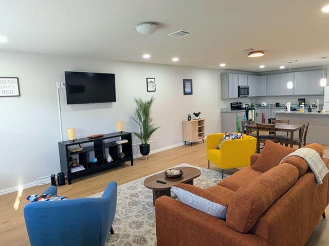 Friendly and Cozy Home with Office Space