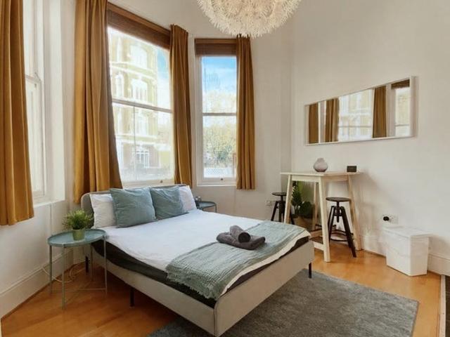 Friendly bright Studio at Holland Park Gardens
