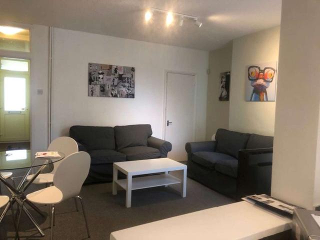 Friendly House Share Central Cheltenham Room 2