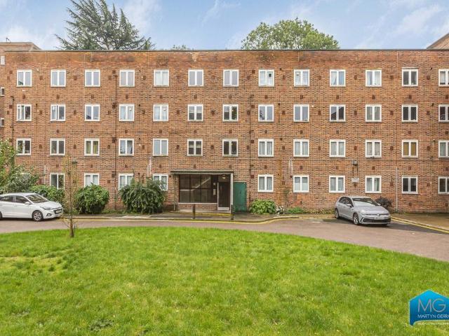 Friern Barnet Lane, Whetstone. 2 bed apartment to rent £1,750 pcm £404 pw