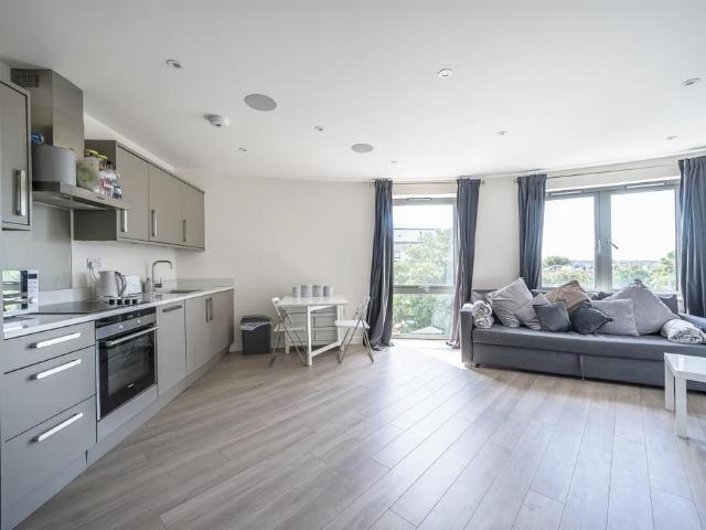 Friern Barnet Road London N11 1 bed apartment to rent £1,695 pcm £391 pw