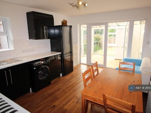 Friern Barnet Road, London N11 3Dy, N11 3 bed flat to rent £2,200 pcm £508 pw