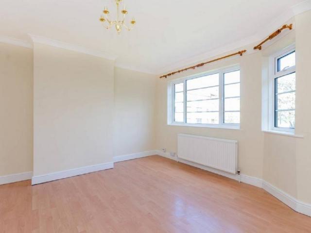 Friern Park, London, N12 2 bed flat to rent £1,750 pcm £404 pw