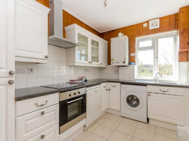 Friern Park, London, N12 2 bed flat to rent £1,750 pcm £404 pw