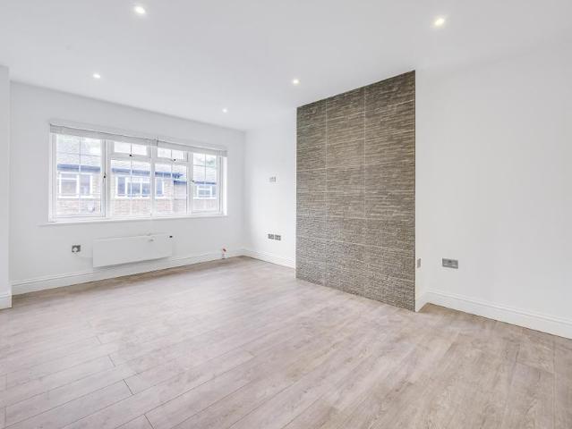 Friern Park, London, N12 2 bed flat to rent £2,200 pcm £508 pw