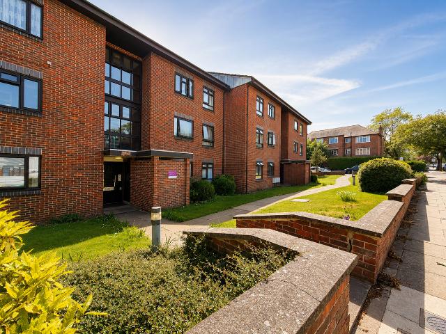 Friern Park N12, 3 bed flat to rent, £2,700 pcm | PrimeLocation