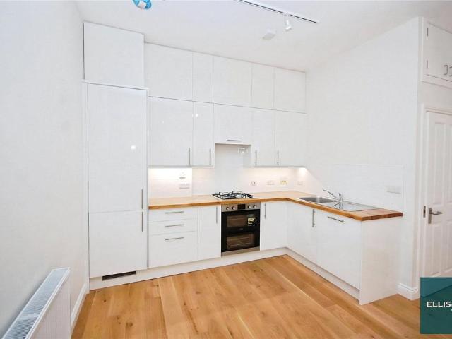 Friern Park, North Finchley, N12 2 bed apartment to rent £1,800 pcm £415 pw