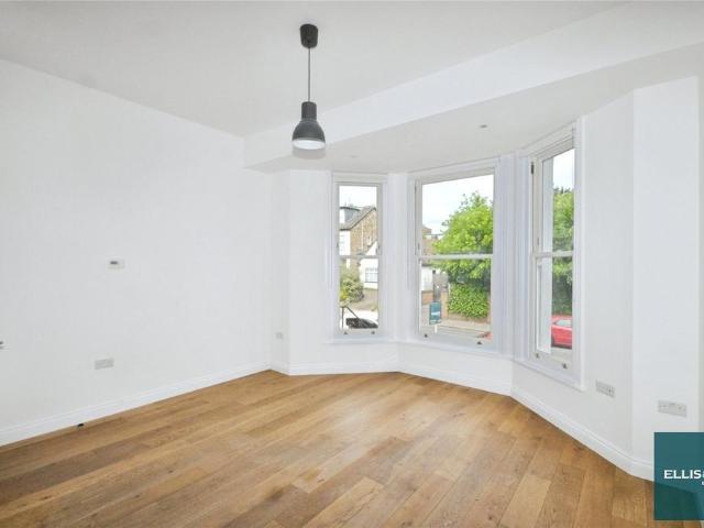Friern Park, North Finchley, N12 2 bed apartment to rent £1,800 pcm £415 pw