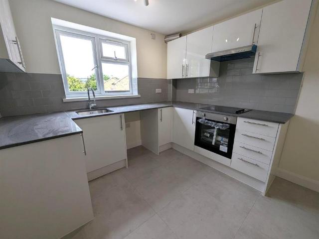 Frimley High Street, Frimley 2 bed flat to rent £1,225 pcm £283 pw