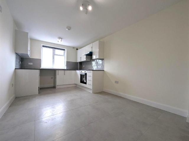 Frimley High Street, Frimley 2 bed flat to rent £1,450 pcm £335 pw